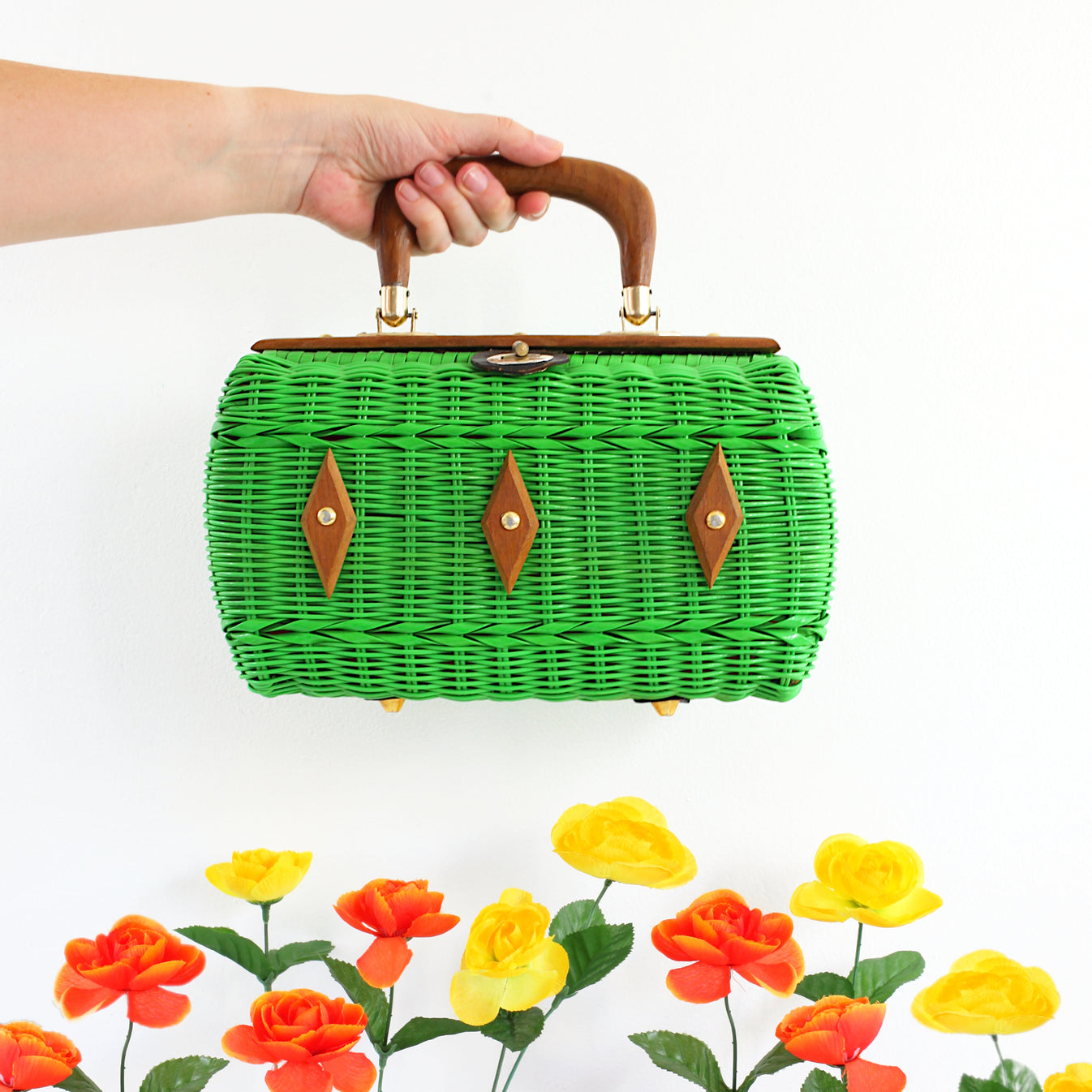 SOLD - Vintage Kelly Green Woven Plastic Purse from Hong Kong – Wise ...